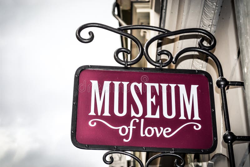 Letrero Del Museo En Lengua Francesa Imagen de archivo - Imagen de ...