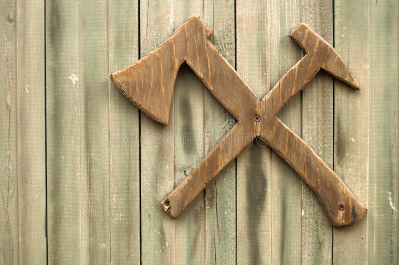 Letrero Del Taller Del Carpintero: Hacha Y Martillo Foto de archivo ...