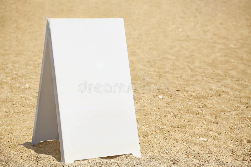 Letrero en blanco foto de archivo. Imagen de mensaje - 74552890