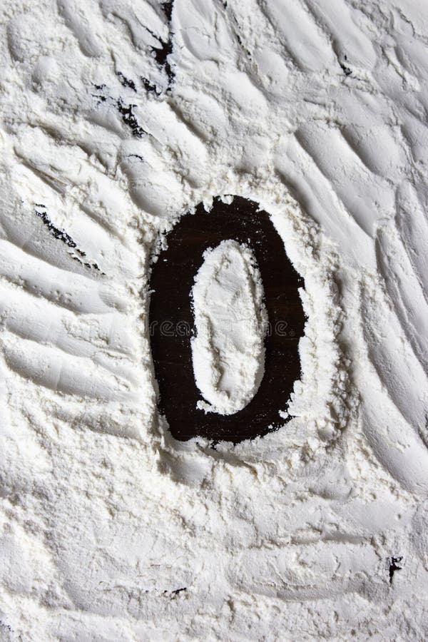 Lettera Della O Scritta Sulla Farina Immagine Stock - Immagine di ...