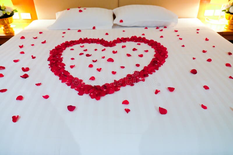Letto Di Luna Di Miele Completato Con I Petali Rosa Fotografia Stock ... Letto Di Luna Di Miele Completato Con I Petali Rosa Fotografia Stock ...