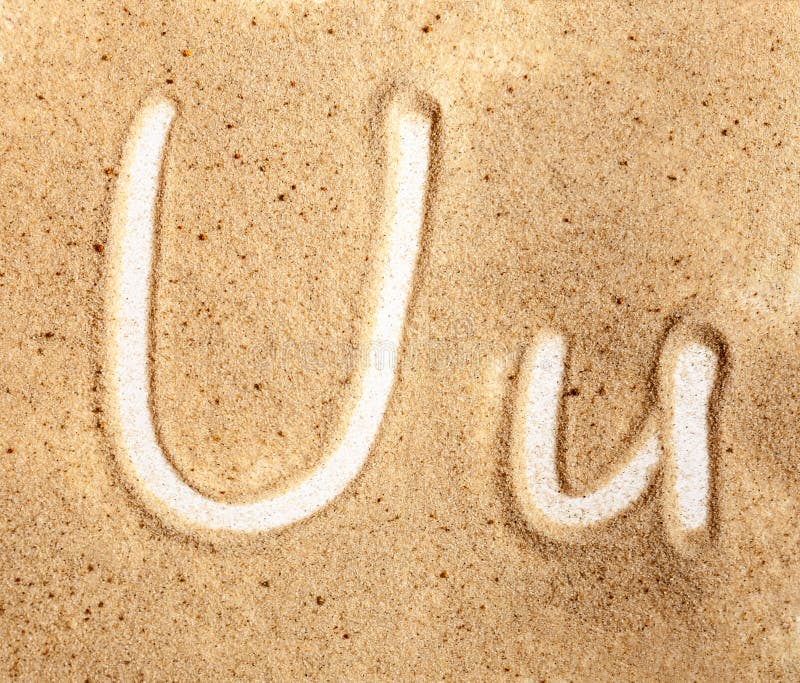 Lettre U. Script Alphabet Anglais Dans Le Sable Image stock - Image of ...