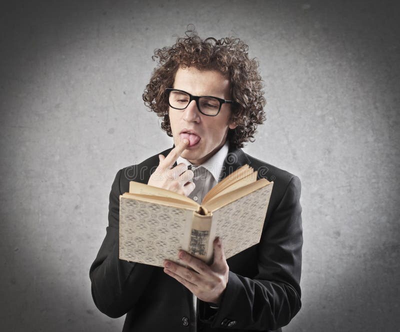 Immagine Composita Del Libro Di Lettura Sveglio Del Ragazzo in ... Immagine Composita Del Libro Di Lettura Sveglio Del Ragazzo in ...