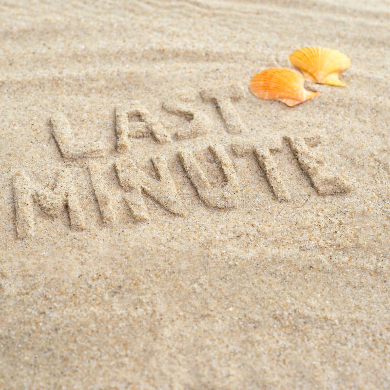 Letztes Reisekonzept Mit Altem Retro- Koffer Und Wecker Stockfoto ...