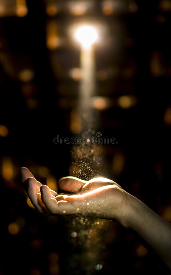 Leuchte in der Schwärzung stockbild. Bild von schön - 105589405