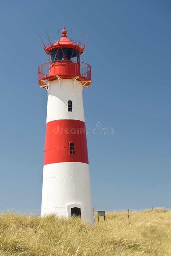 Leuchtturm stockbild. Bild von gebäude, blau, nave, wiese - 1272223
