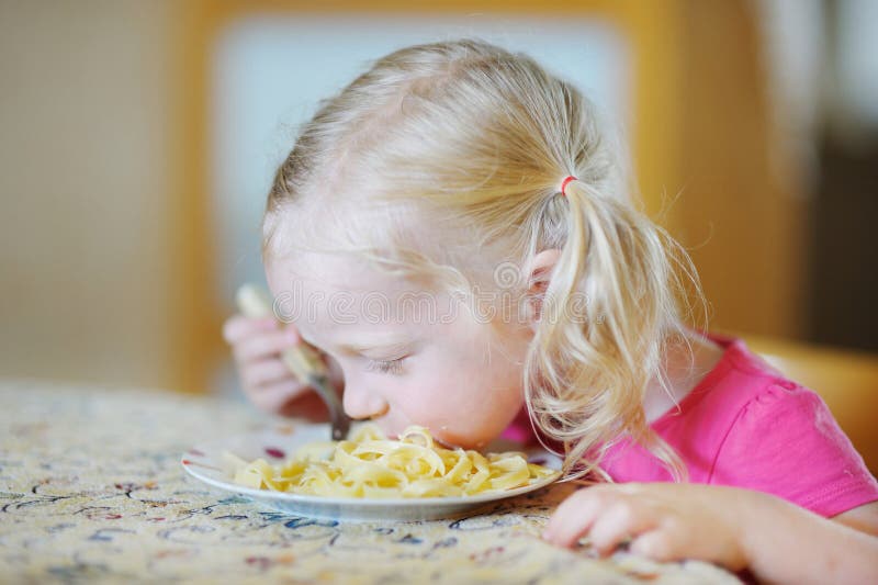 Leuk Grappig Meisje Die Spaghetti Eten Stock Afbeelding - Image of ...