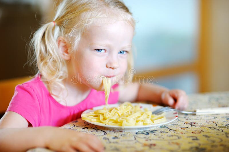 Leuk Grappig Meisje Die Spaghetti Eten Stock Afbeelding - Image of ...