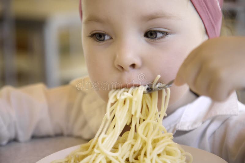 Grappig Meisje Die Gezichten Met Twee Makarons Maken Die in Plaats Van ...