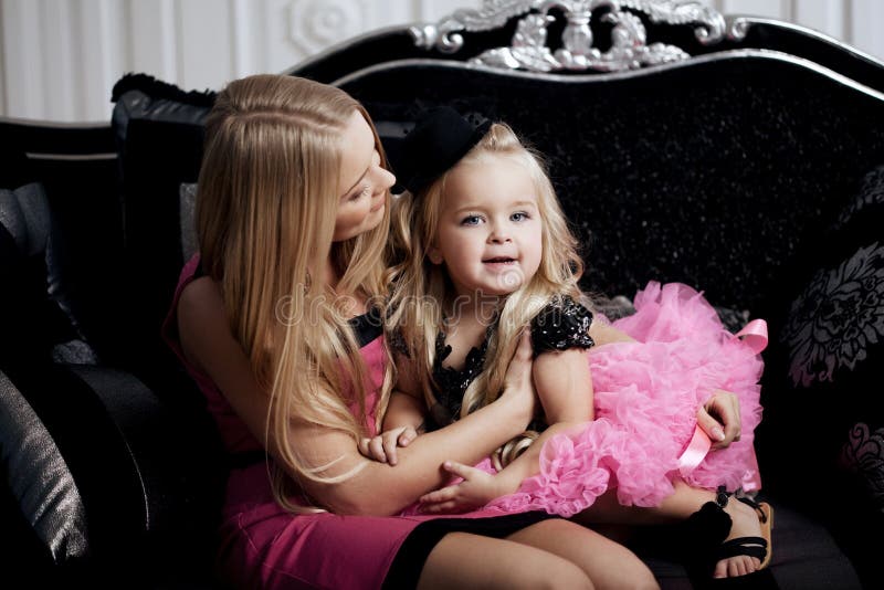 Leuk Meisje, Een Kind Met Moeder Stock Foto - Image of mooi ...