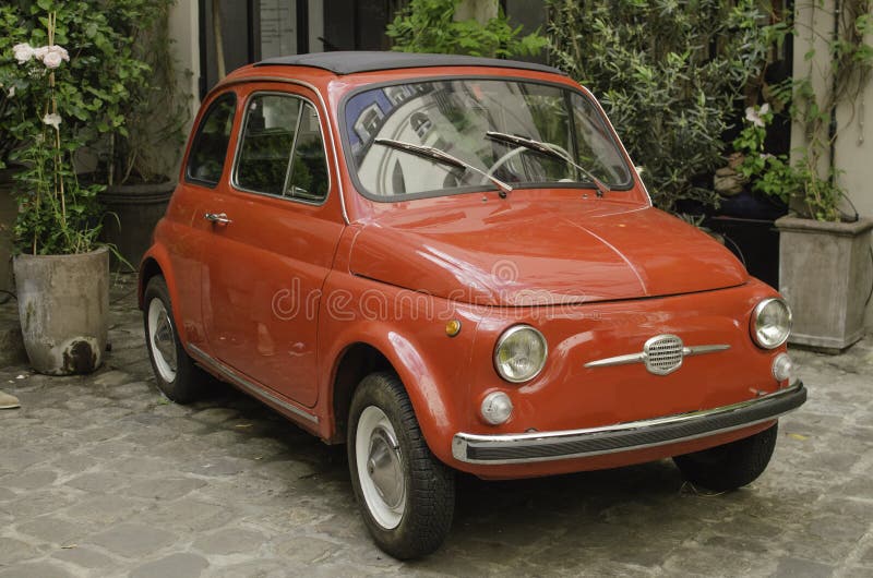 Leuk Weinig Convertibele Rode Auto Stock Afbeelding - Image of machine ...