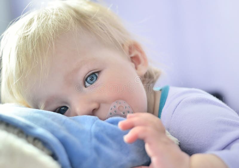 Baby Met Blauwe GLB-slaap Vreedzaam Stock Foto - Image of geluk, jongen ...