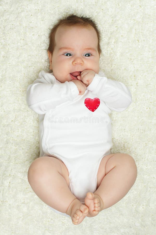 Leuke baby met rood hart stock afbeelding. Image of groei - 32714723
