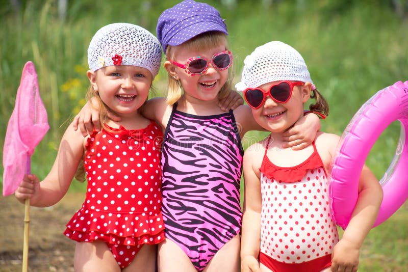 Zes leuke kinderen en hond stock afbeelding. Image of kinderjaren ...