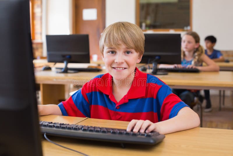 Leuke Leerling in Computerklasse Stock Afbeelding - Image of mannetje ...