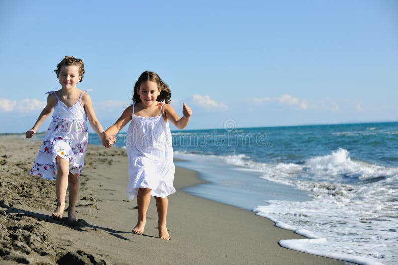 De Mooie Meisjes (zusters) Spelen Op Het Strand Stock Foto - Image of ...