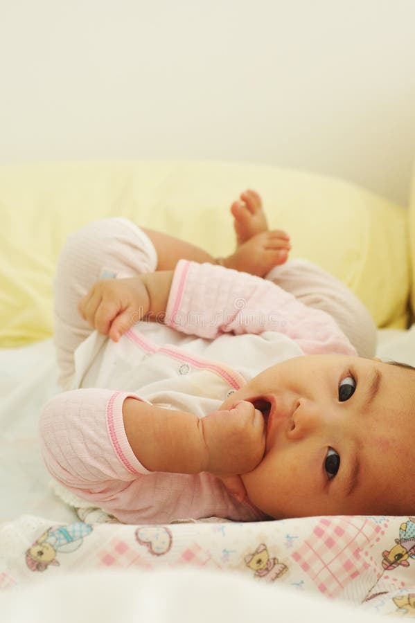 Leuke slapende baby stock foto. Image of vermoeid, jong - 11445546