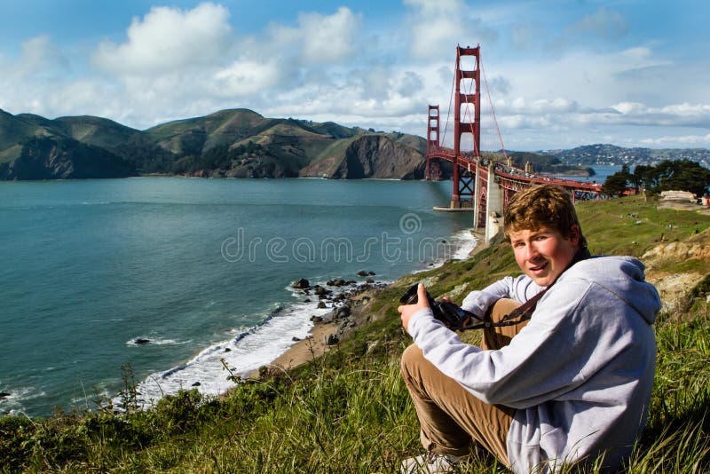 Leuke Tiener in San Francisco Met Golden Gate Bridge Stock Afbeelding ...
