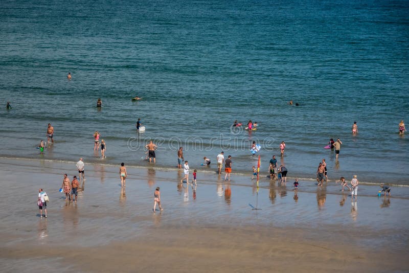 Leute auf dem Strand redaktionelles stockfoto. Bild von meer - 59573663
