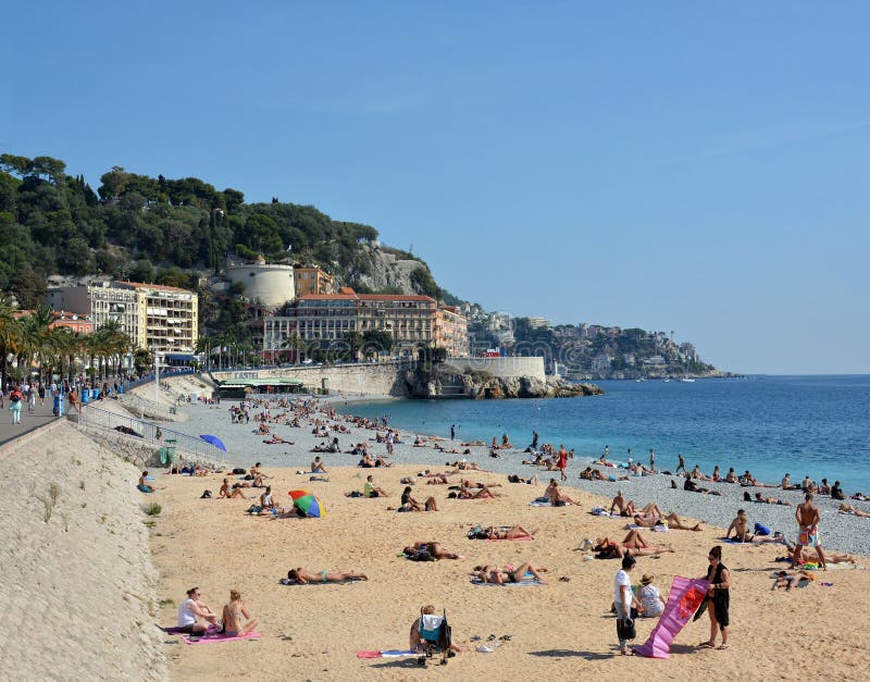 Leute Auf Dem Strand an Nizza, Frankreich Redaktionelles Stockfoto ...