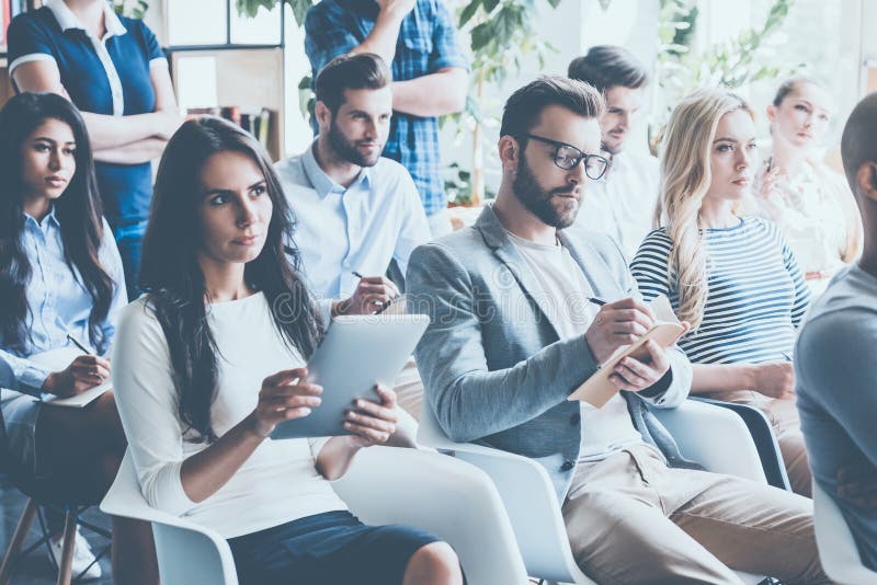 Kaffeepause auf dem Dach stockbild. Bild von gruppe, voll - 53585521