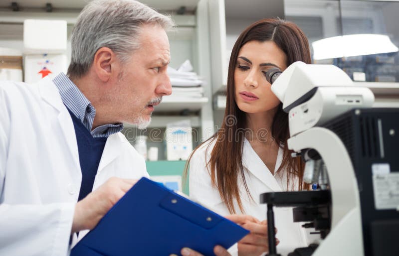 Leute Bei Der Arbeit in Einem Labor Stockfoto - Bild von pharmazeutisch ...