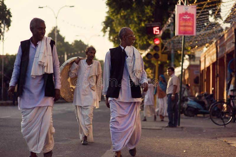 Leute in Den Straßen Von Indien Redaktionelles Stockfoto - Bild von ...