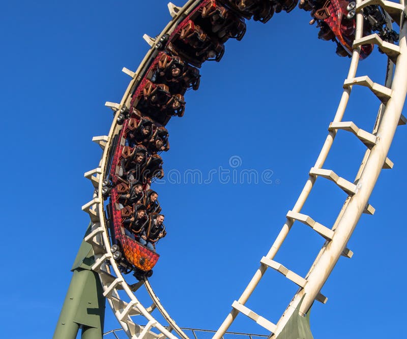 Leute Auf Der Blauen Achterbahn Redaktionelles Stockbild - Bild von ...