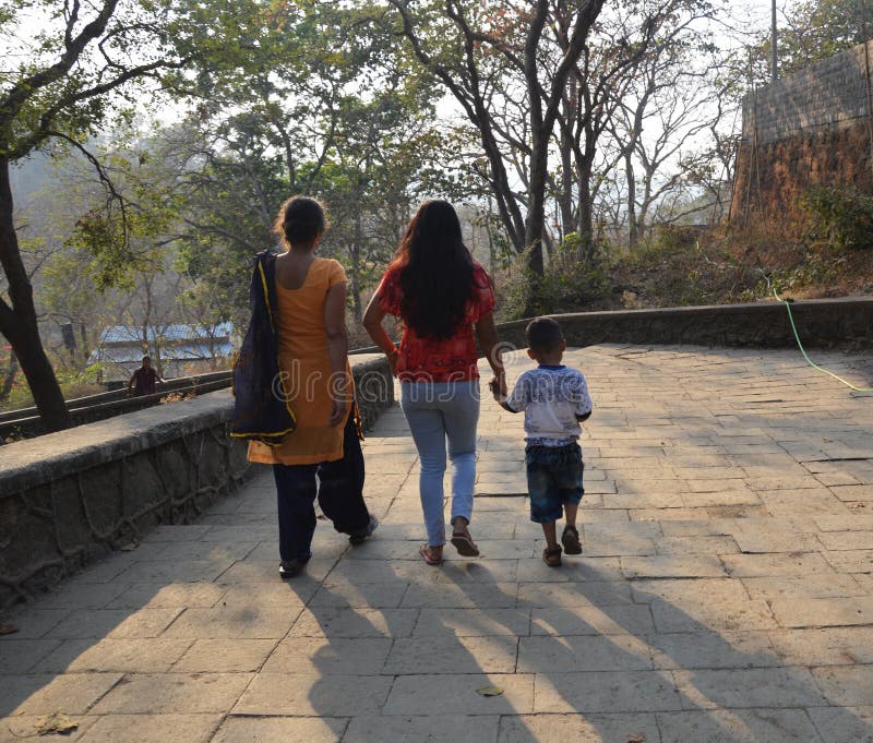 Leute, Die Auf Der Straße Sich Wundern Redaktionelles Stockfotografie ...