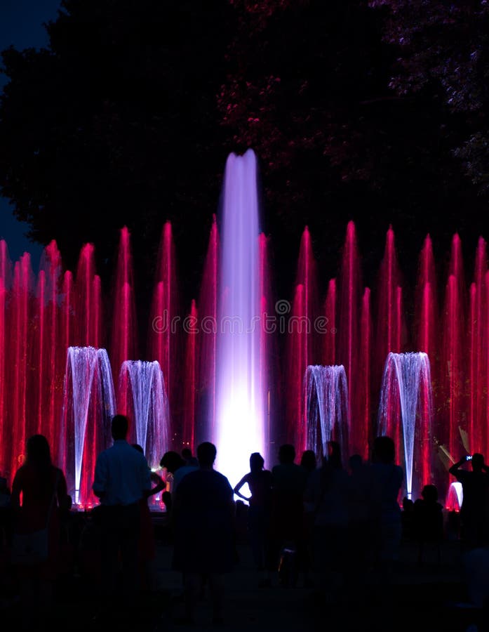 Leute, Die Bunten Brunnen in Budapest Sich Wundern Redaktionelles ...