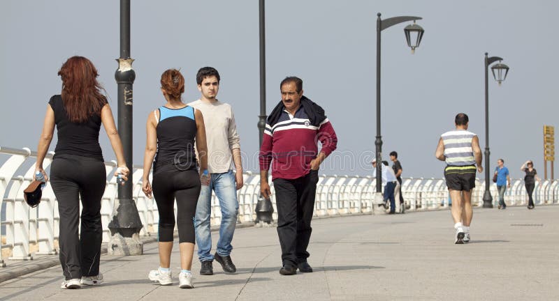 Leute, Die Entlang Die Seeseite, Beirut Gehen Redaktionelles Foto ...