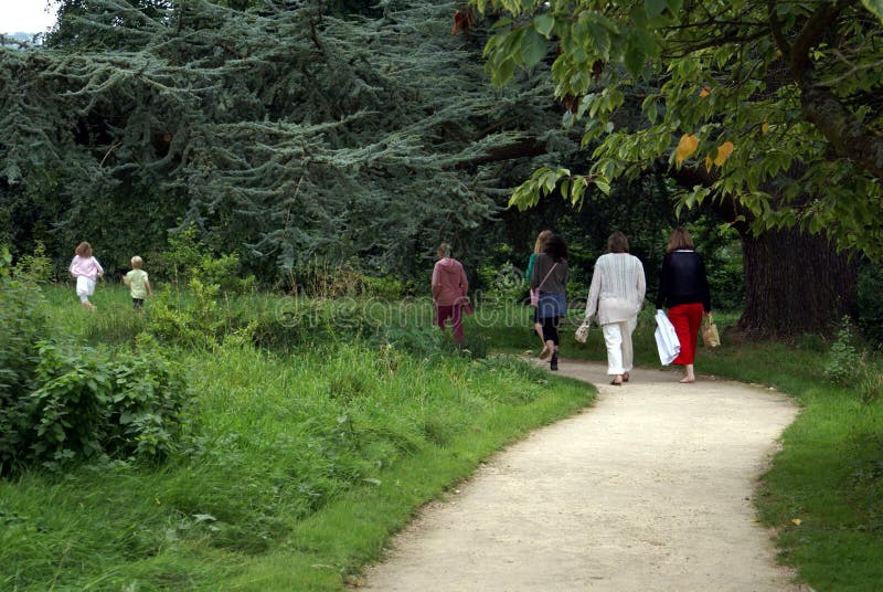 Bemannen Sie Das Gehen Auf Einen Weg in Einem Garten Redaktionelles ...