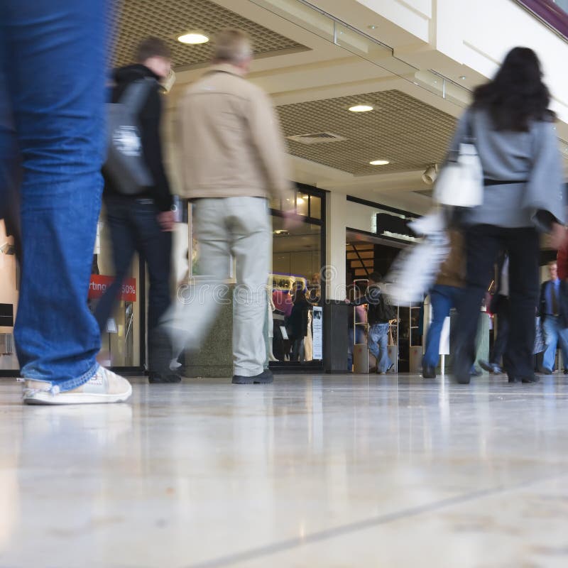 Leute, Die Hinter Kleidungssystem Sich Beeilen Stockfoto - Bild von ...