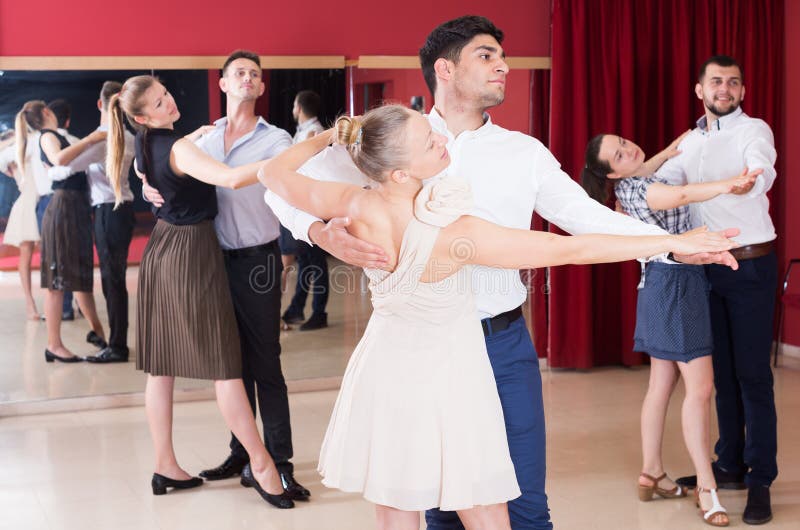 Leute, Die Lernen, Walzer Zu Tanzen Stockbild - Bild von ballsaal ...