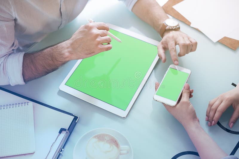 Leute, Die Mit Dem Modell Intelligent Und Tabletten-PC Arbeiten ...