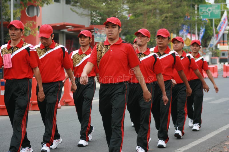 Leute Gehen Auf Der Autobahn Redaktionelles Stockbild - Bild von ...