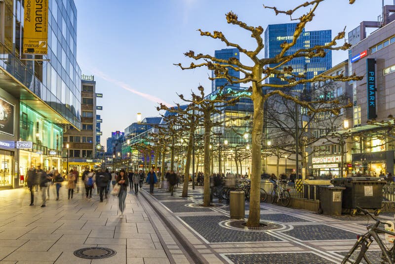 Leute Gehen Entlang Das Zeil Im Mittag in Frankfurt, Deutschland ...