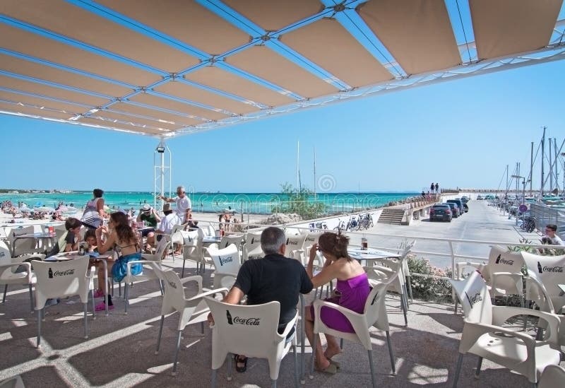 Leute in Restaurant Im Freien Sa Rapita Redaktionelles Stockfoto - Bild ...