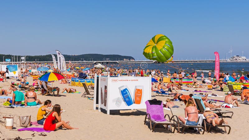 Leute Sunbath Auf Dem Strand in Sopot Redaktionelles Stockfoto - Bild ...