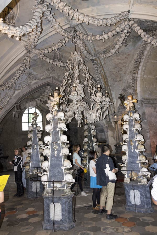 Leute, Welche Die Knochenkirche Kostnice Besichtigen Redaktionelles ...