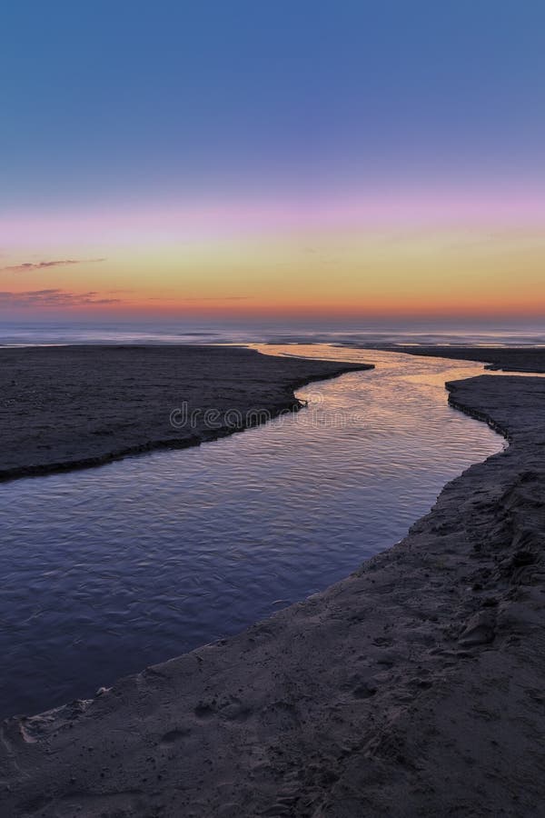 Lever De Soleil Sur La Côte De La Mer Caspienne Photo stock - Image du ...