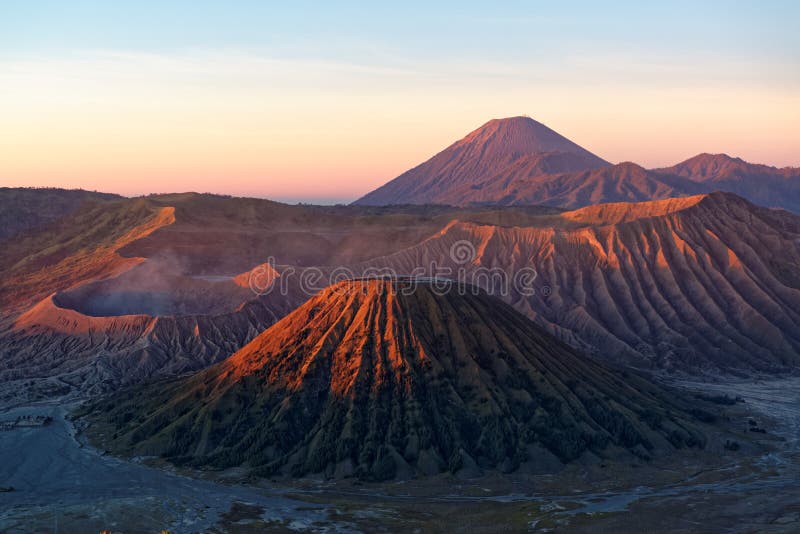 Lever De Soleil Sur Le Volcan De Bromo Dans Java Image stock - Image du ...