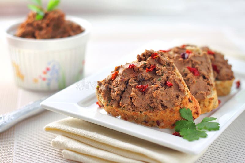 Leverpastei met paprika stock afbeelding. Image of brood - 31351715