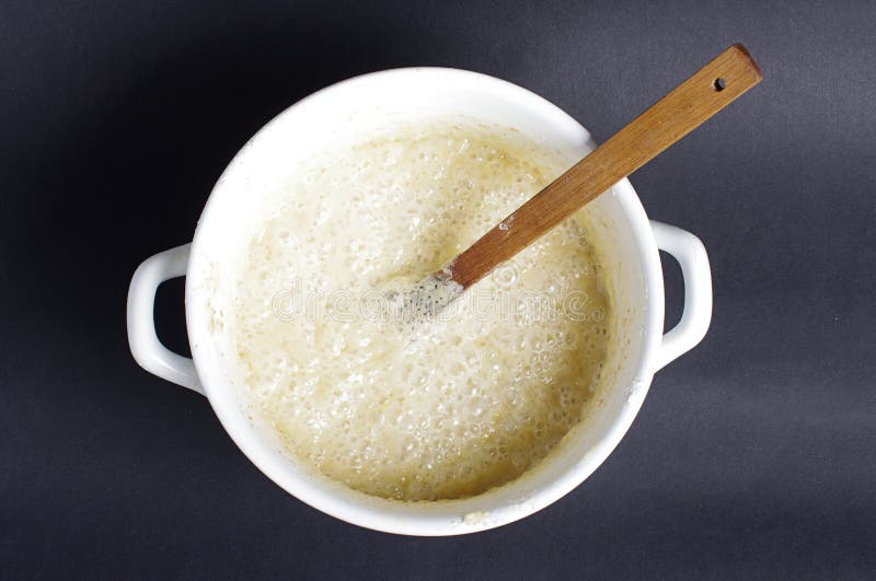 Levure de pain dans le pot image stock. Image du tarte - 37504245