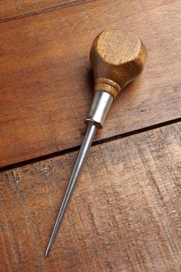 Lezna en la madera foto de archivo. Imagen de artes, cuero - 48921008