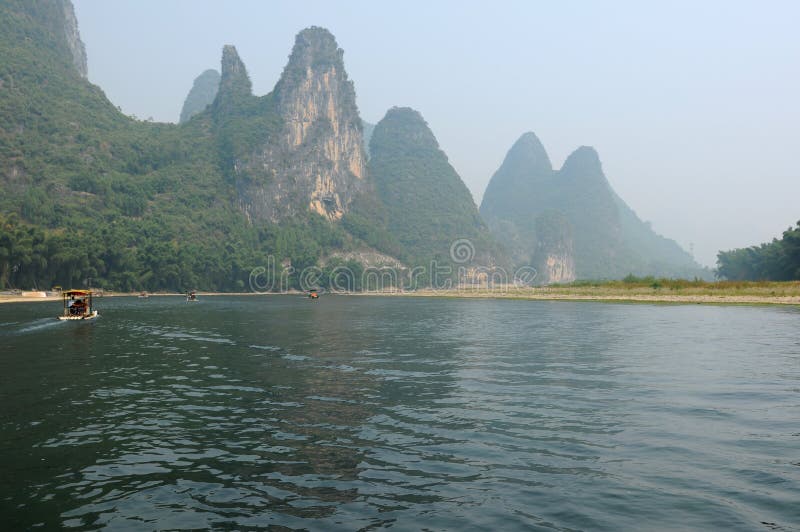 Li River bei XingPing stockbild. Bild von wolke, frühling - 30002125