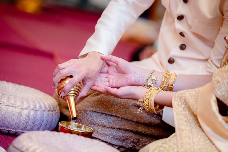 Libation, Thai Engagement, Pour Water in Thai Wedding, Pouring Water in ...