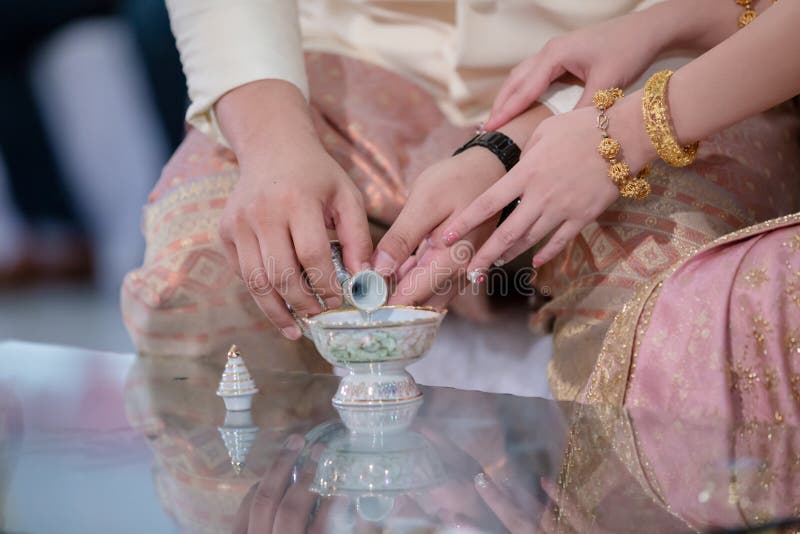 Libation, Thai Engagement, Pour Water in Thai Wedding, Pouring Water in ...
