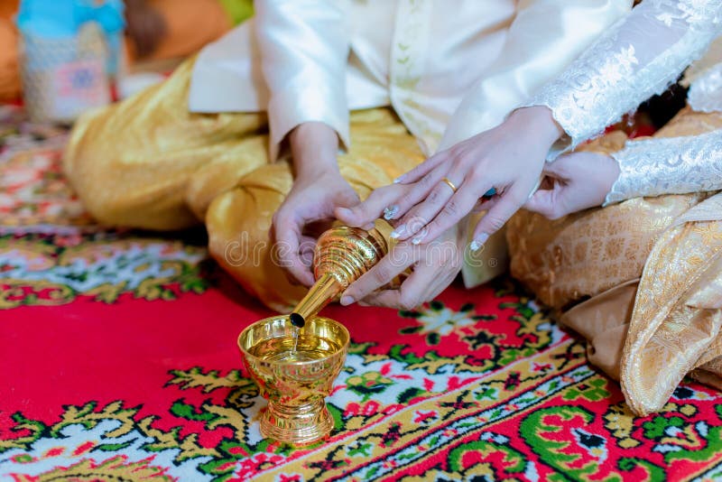 Libation, Thai Engagement, Pour Water in Thai Wedding, Pouring Water in ...