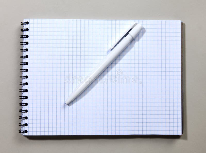 Libreta Con La Pluma En El Fondo Blanco Imagen de archivo - Imagen de ...